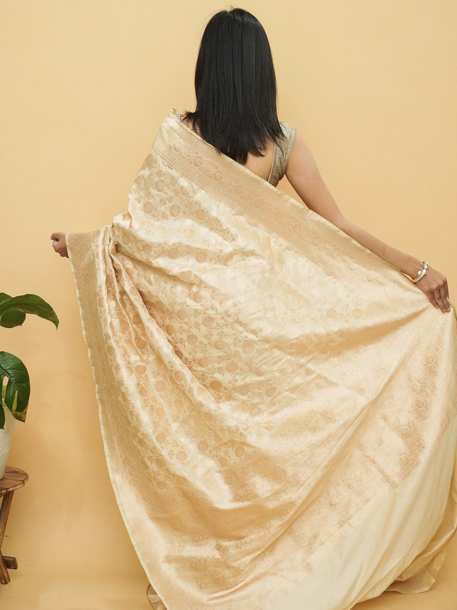 Afterglow Pure Katan Silk Phool Bail Pattern Banarasi Saree and Mughal ...